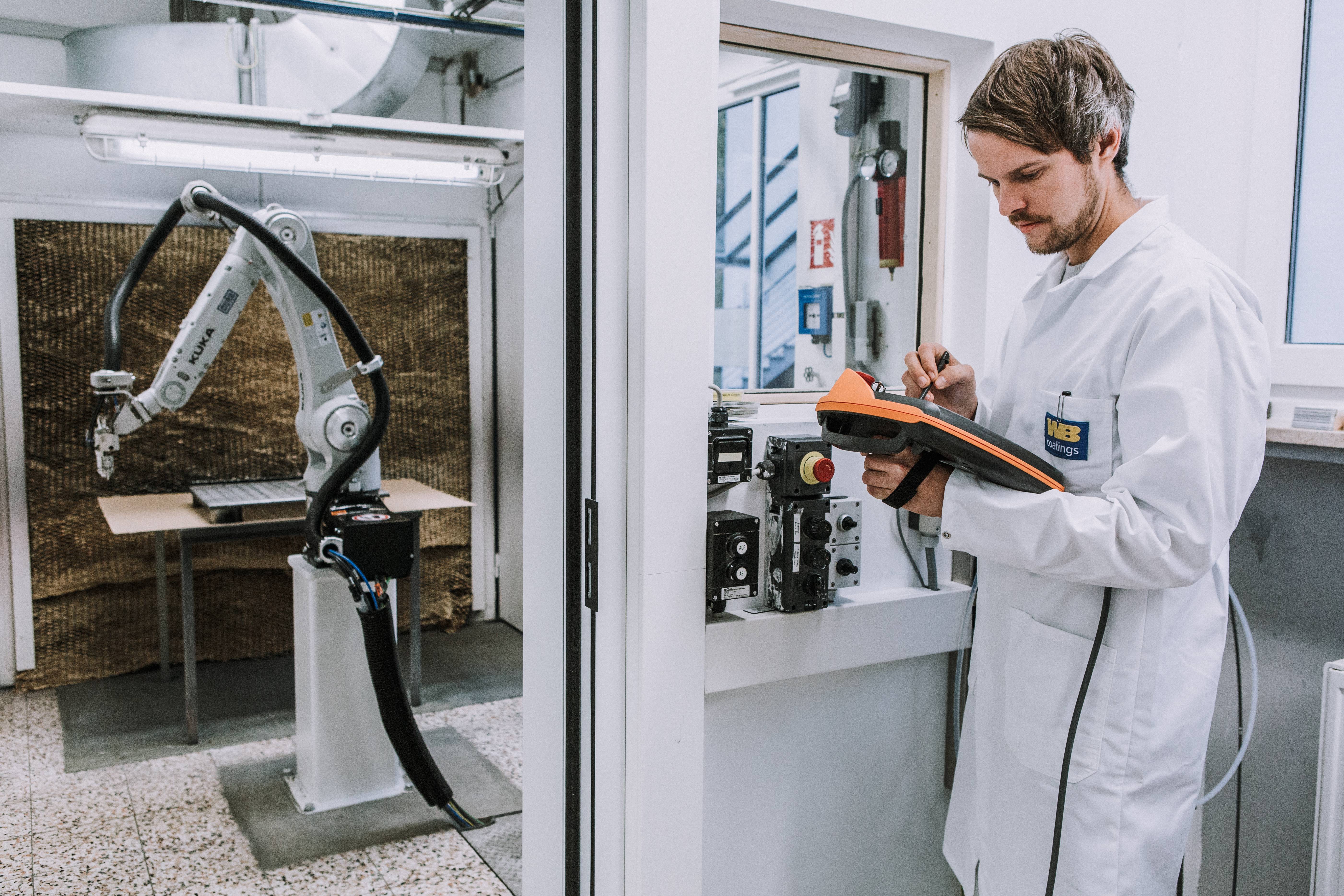 Kompakter Lackierroboter für die Industrie - Dürr